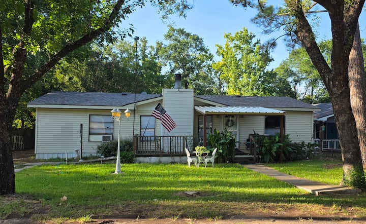 Calm Waters Cove - Log Cabin, TX