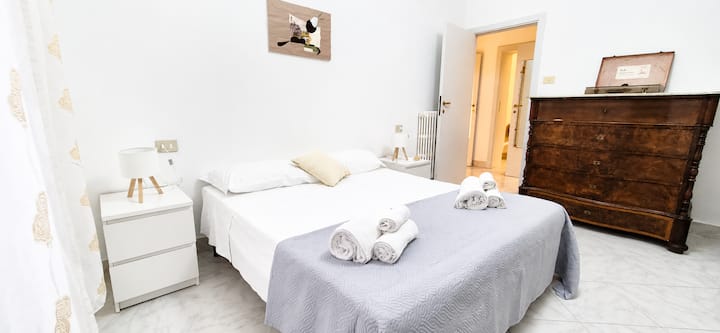 In Pieno Centro, 20 Mt Dal Mare. 2 Camere Mat. - Montesilvano
