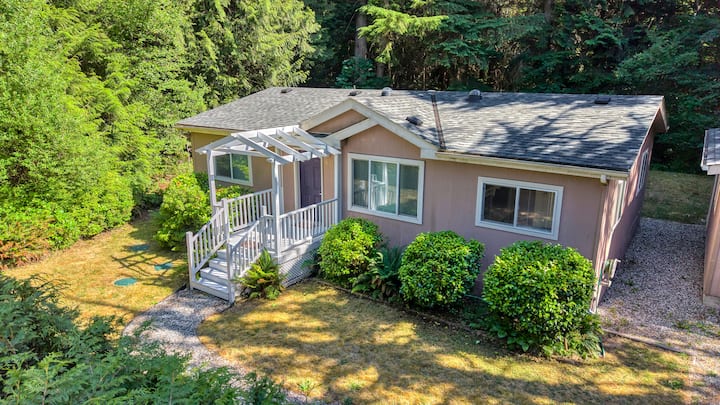 Cozy 2br + Den In The Trees, Minutes To The Beach - Point Roberts, WA