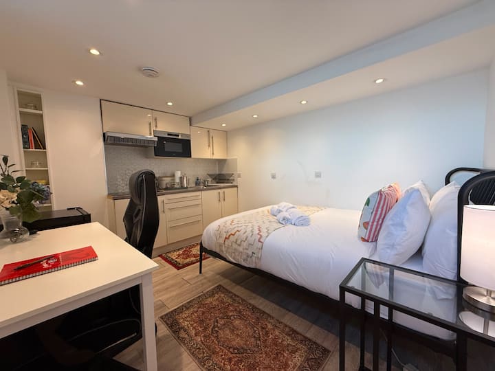25% Off Monthly Stays | Modern Studio + Parking - Surbiton