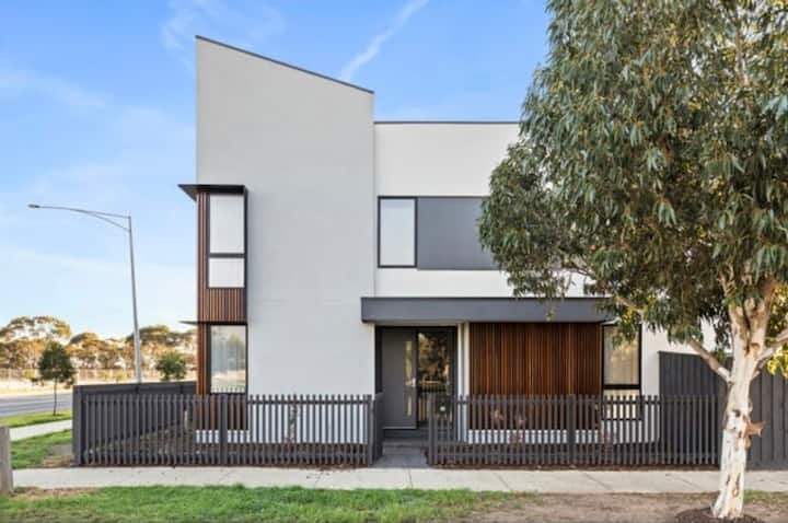 Luxury Modern Family Home - Werribee