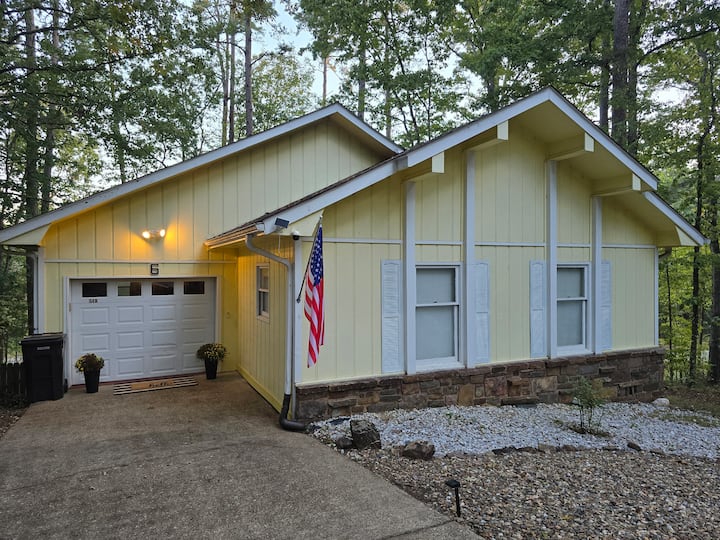 The Yellow Country Cottage | Cozy Wooded Retreat - Hot Springs Village, AR