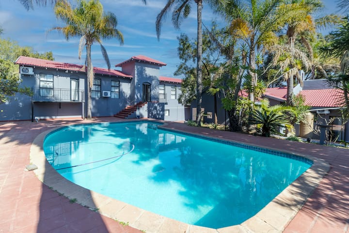 Boutique Hotel-style 8-br Haven In Ferndale - Sandton