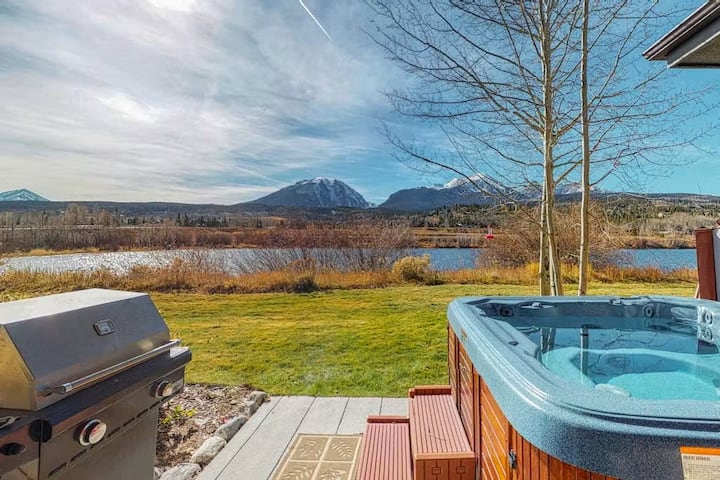 North Pond Retreat -Waterfront, Hot Tub, Fireplace - Silverthorne, CO