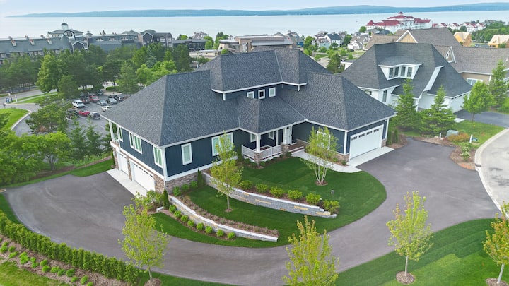 Luxurious 7br Bay Harbor Retreat! - Petoskey, MI
