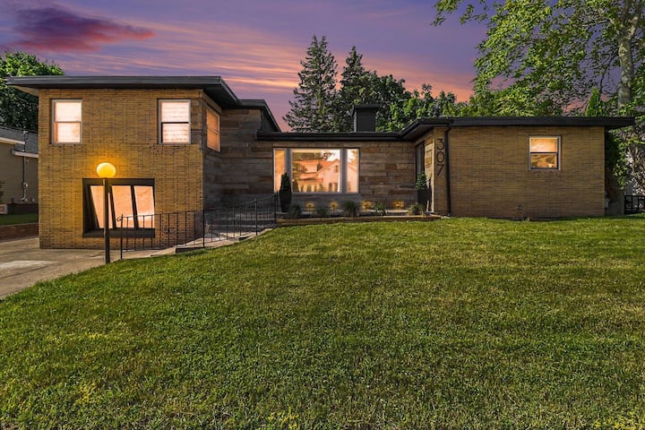 Mid-century Modern Pet-friendly Home Near Beach - Manistee, MI