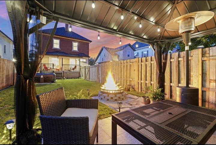 8 Bedroom Grand Retreat, Bbq, Sleeps 18 In 2 Units - Niagara Falls, NY