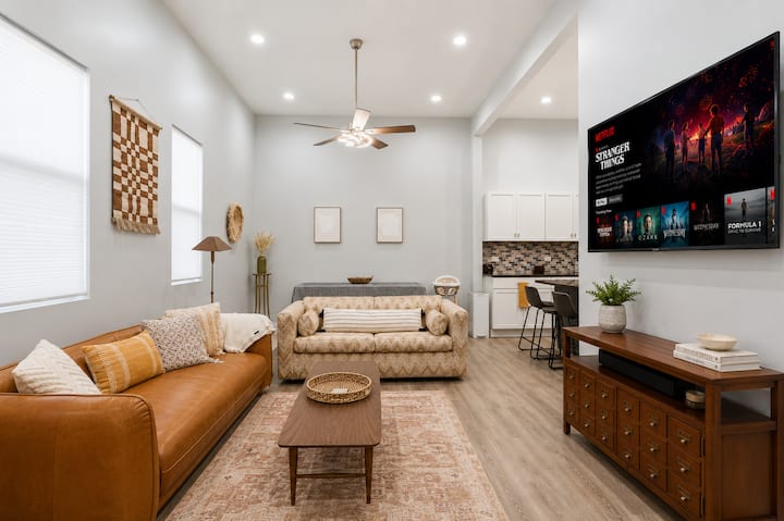 Designer Chicago Escape | Walkable | Free Parking - Chicago, IL
