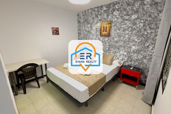 Evans Realty (H102) - Euro Holitel Hostel - Fuengirola