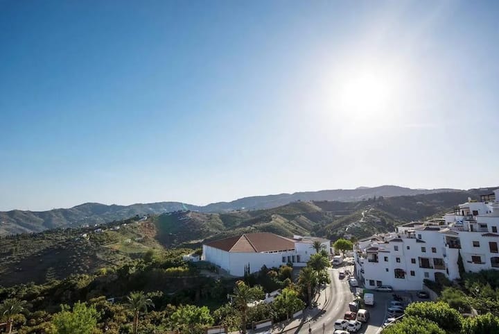 Stunning Views, 3 Bedroom Central Apartment & Pool - Frigiliana