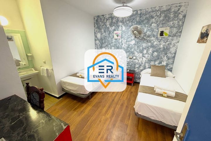 Evans Realty (H104) - Euro Holitel Hostel - Fuengirola