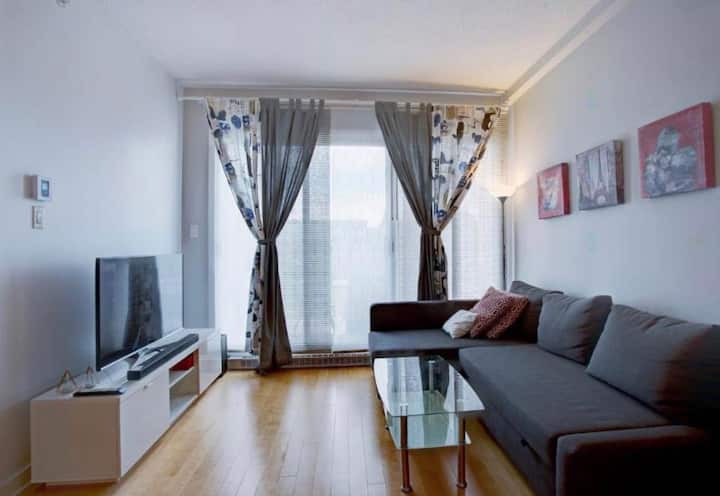 Bright 2br Condo + Rooftop Spa - Dorval