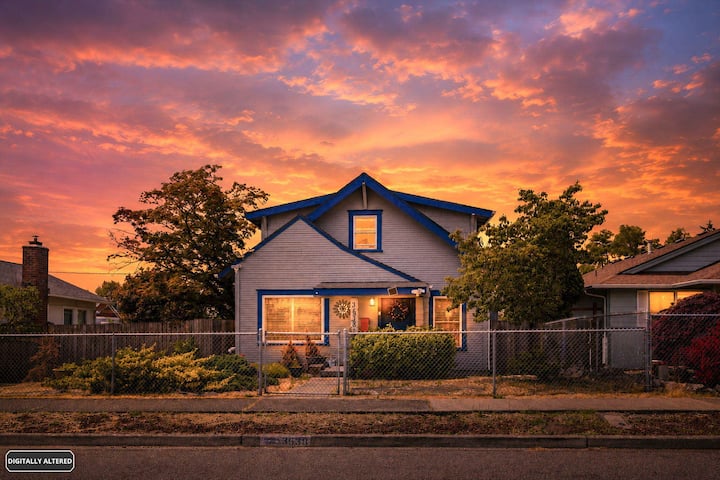 Charming And Large 2br Tacoma Home | Fully Fenced - Ruston, WA