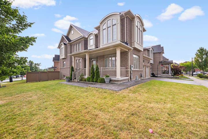 Spacious 4br Family Retreat In Quiet Ajax Suburb - Ajax