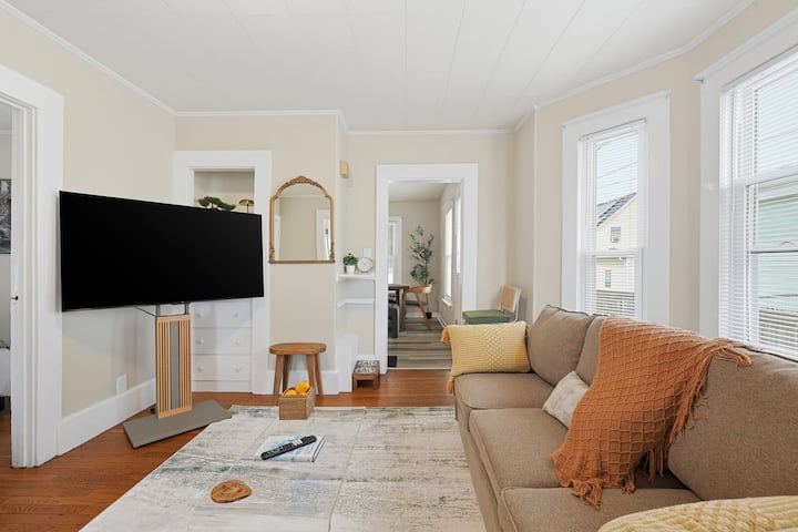 Zen Den | Walk To Umass Lowell | Sleeps 6 | Boston - Chelmsford, MA