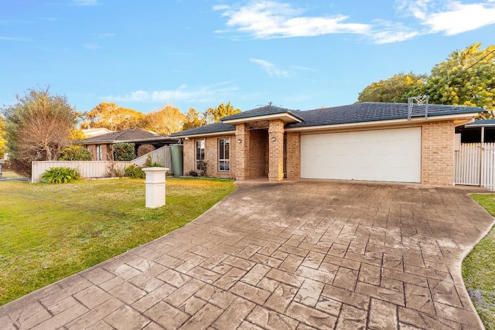 The Karangal Residence · 5br Lakeside Retreat - Toukley