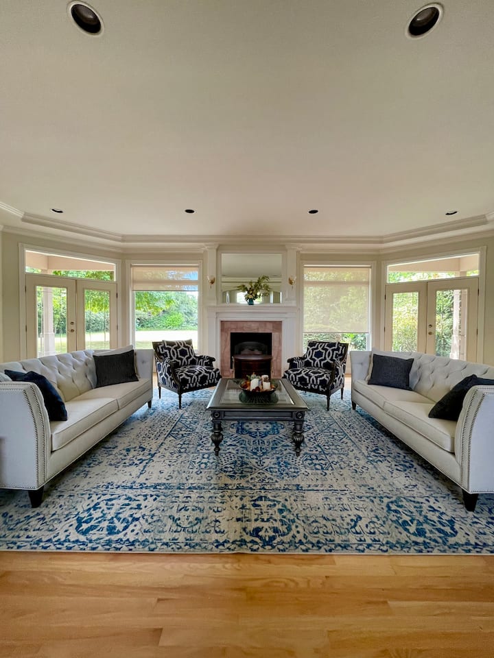 Grand Villa At Time Garden: Luxury Family Retreat - White Rock