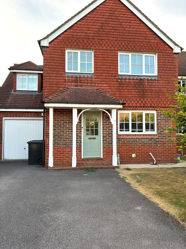 5-bed Home Chichester | Parking, Ensuite & Garden - Chichester
