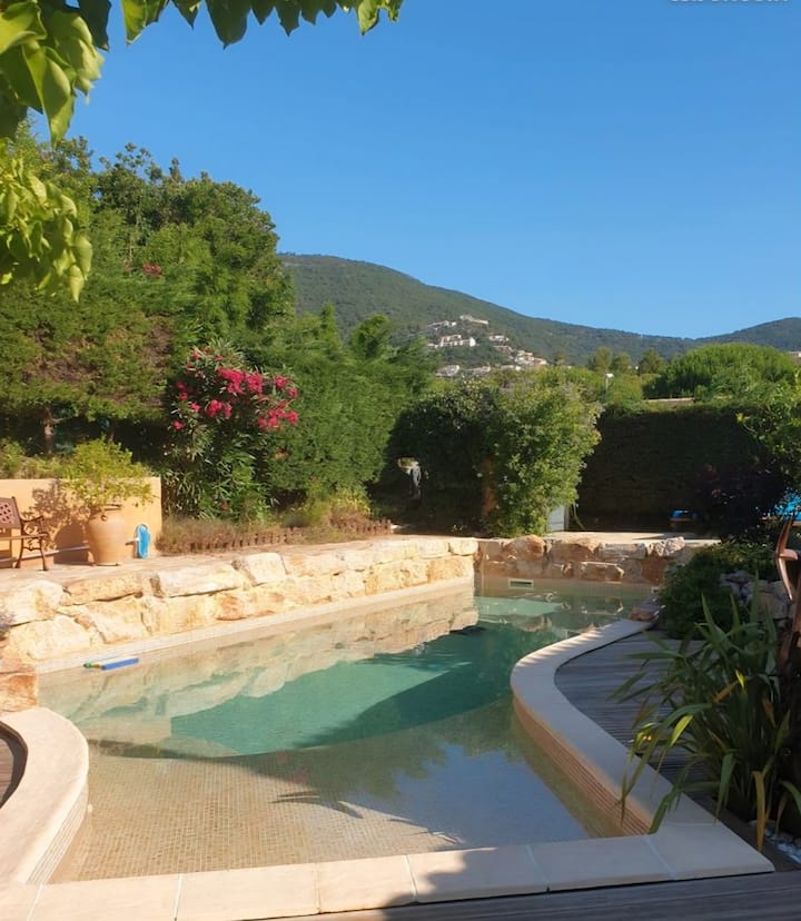 Annexe Villa T3 + Piscine
Park + Garage 2 Roues - Gassin