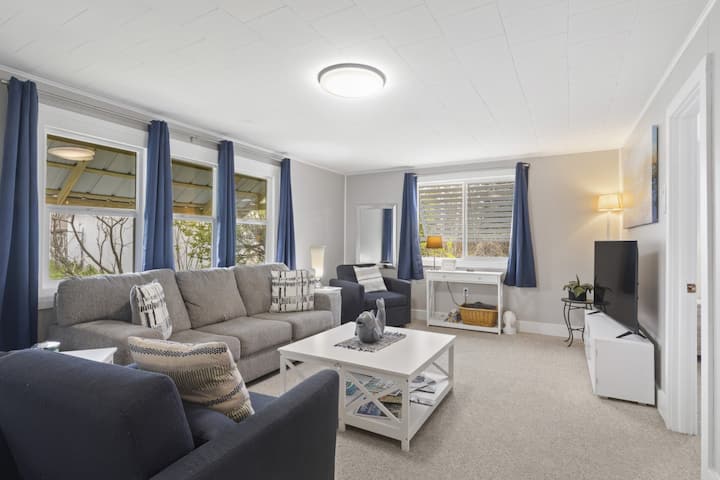 The Beulah Bungalow | Downtown Beulah Cottage - Beulah, MI