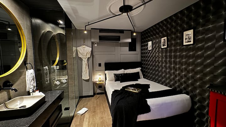 Modern Classic Room - Provenza Location - Medellín