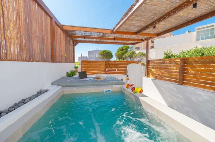 Deluxe Suite | Private Yard With Hot Tub - Vana - Santorini