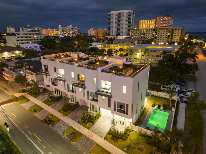 Modern Beach Escape W/ Private Pool & Rooftop - Pompano Beach, FL