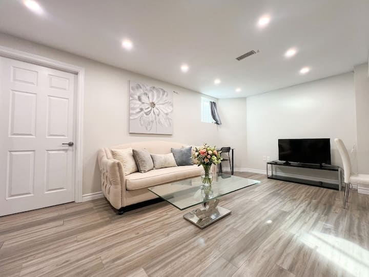 Cozy Basement Retreat | 2br Sleeps 6 1 Parking - Vaughan