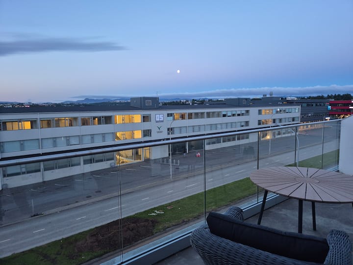 Bright Top Floor Studio | Large Balcony - 레이캬비크