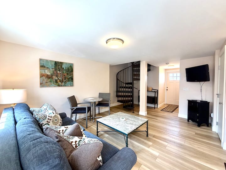 Central Yachting Village Apartment On Thames St. - Newport, RI