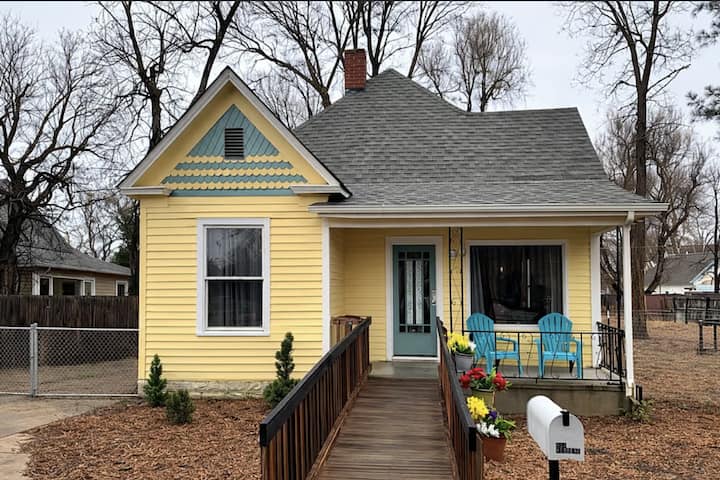 30+ Day Historic Downtown Longmont Furnished Home - Longmont, CO