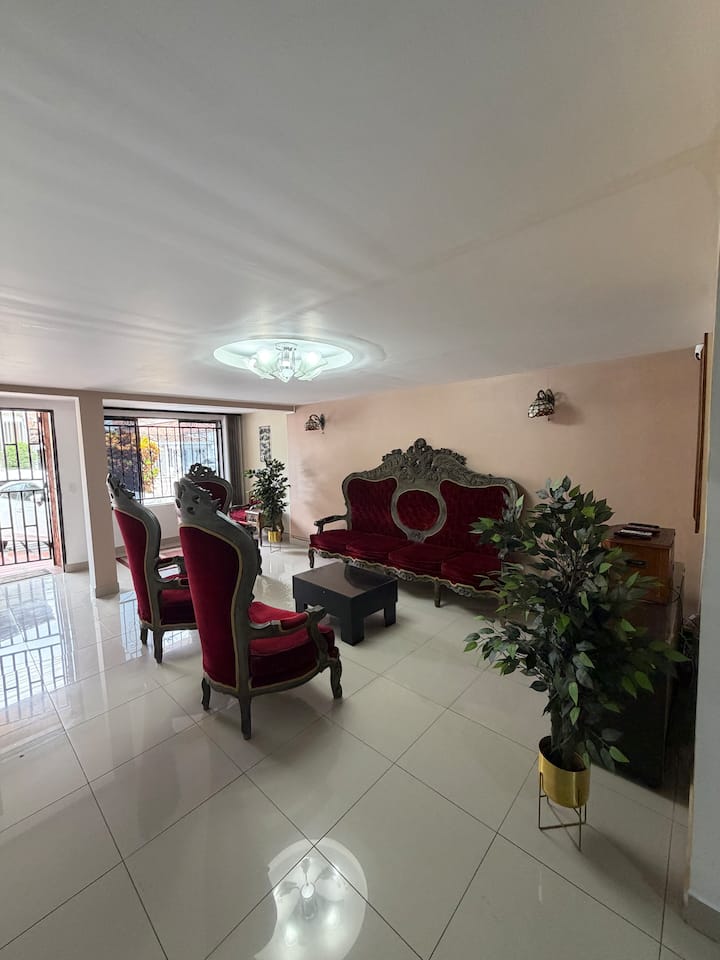 Casa Amplia-4habitaciones-cerca Al Metro Y Estadio - Medellín, Colombia