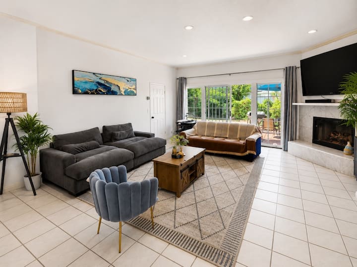 South Bay Home With Private Upstairs Suite - Gardena, CA