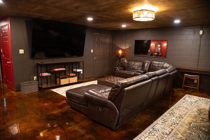 Downstairs Den With Pool Table And Huge Tv! *New - Morganton, NC