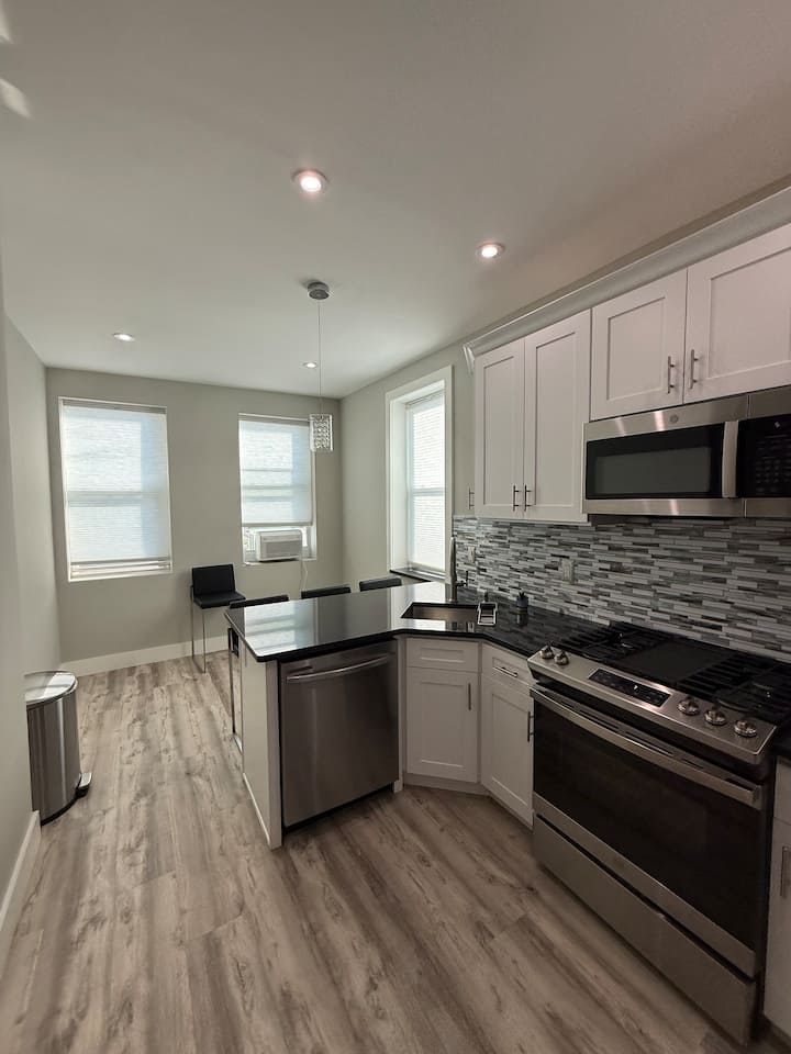 Cozy Morden 2br| Near Nyc | Sleeps 6 | Fast Wi-fi - Astoria - Queens NY