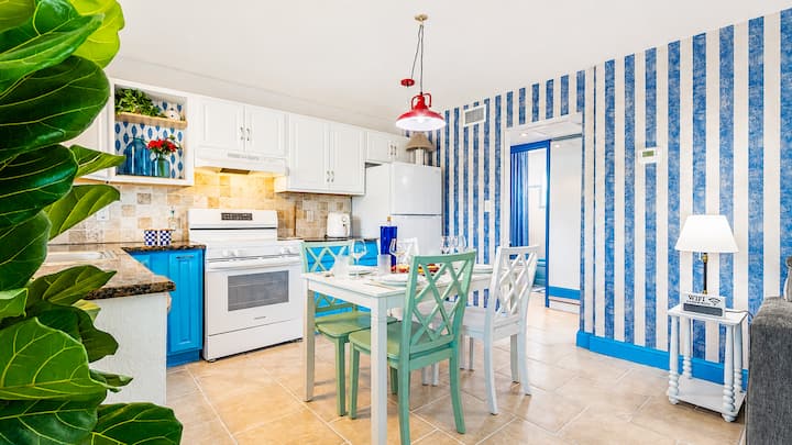 Sunset Haven | Near The Beach | Pet Friendly | 4p - Treasure Island, FL