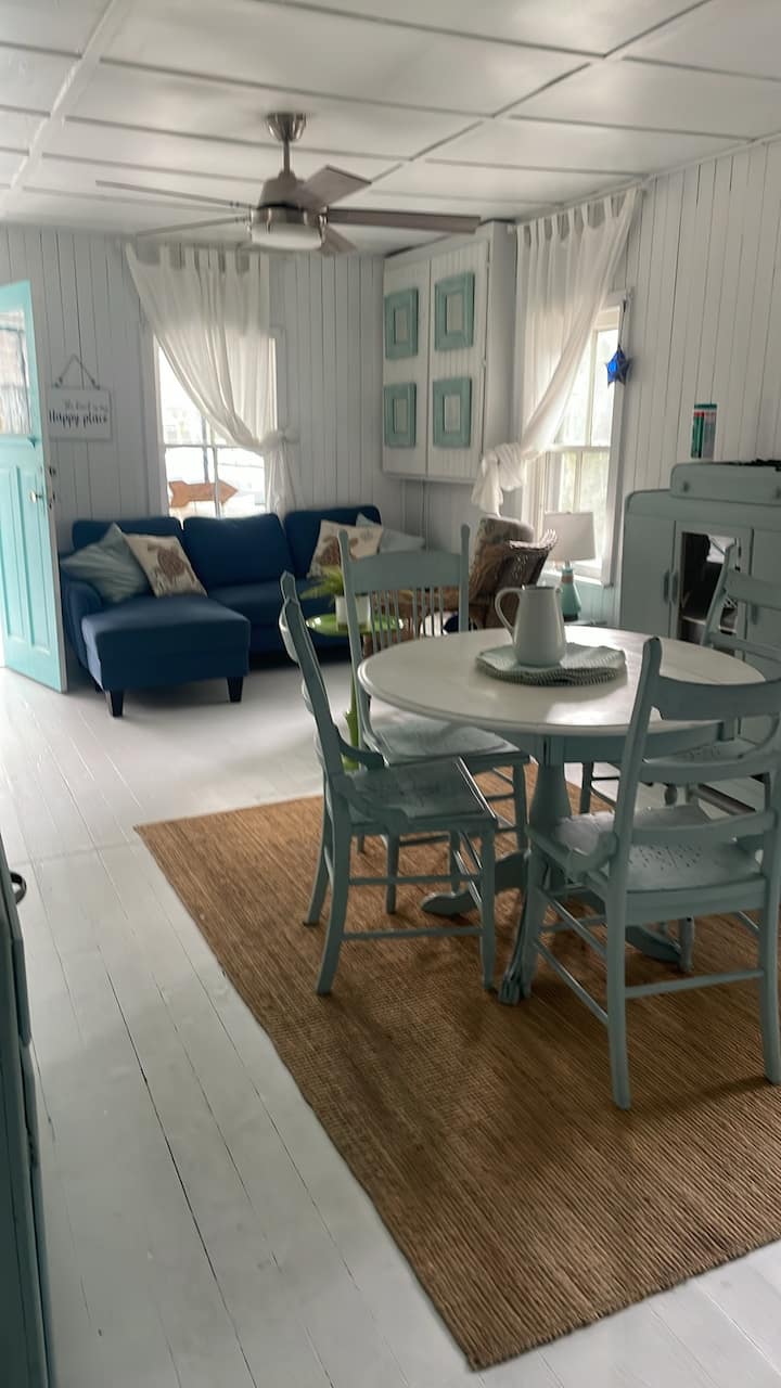 Sweet Sea Shell
Cottage - 3 Bedrooms - Super Cute - Crystal Beach