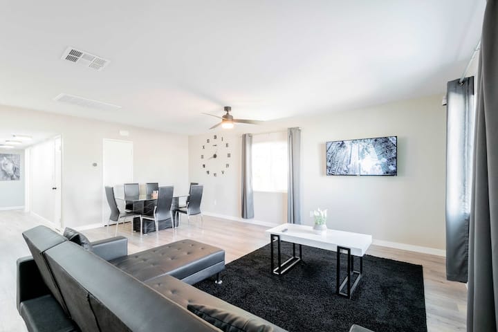 Modern Home Near Strip! Sleeps 8! - Las Vegas