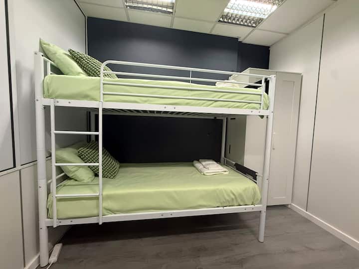 Cyberhostel Almada | Quarto Para Até 4 Pessoas - Costa da Caparica