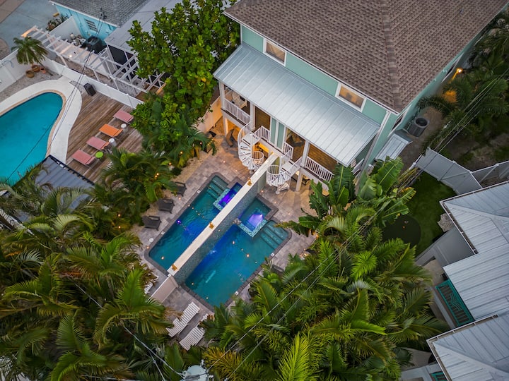 Village Vibe | 2 Pools, Walk To Beach - Sarasota, FL