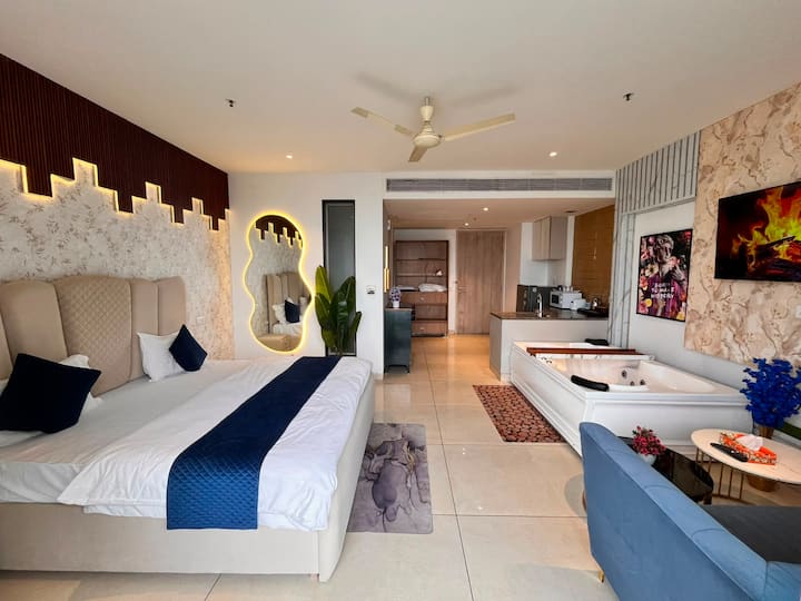 Trenzy Homes: Luxury3| Jacuzzi| 15th Floor| Pool - India