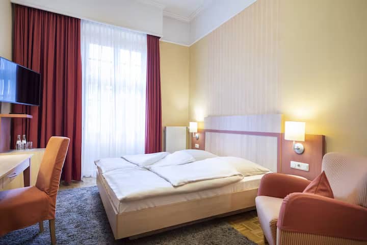 Bonn Getaway | Double Room | Pet-friendly Stay - Bonn