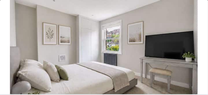 Room In Beautiful Town Centre House - Guildford, UK