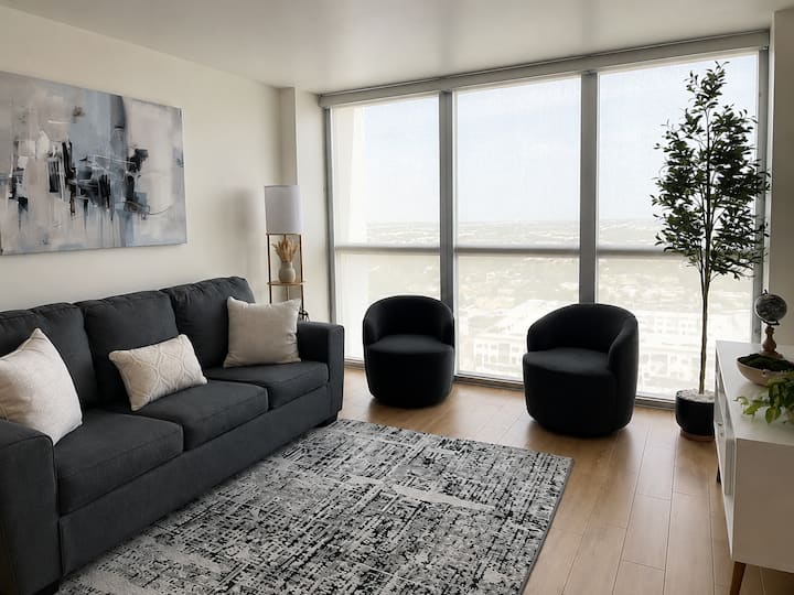 Luxury Downtown Escape | Pool, Spa & Café - Fort Myers