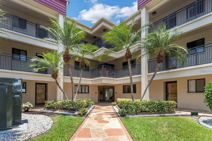 Sunsets & Sand | Oceanfront Clearwater Getaway - Clearwater, FL