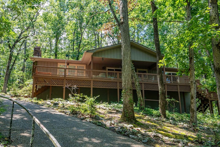 Treetop Deck + Kids Bunk Room | Mins To Lake - Hot Springs Village, AR