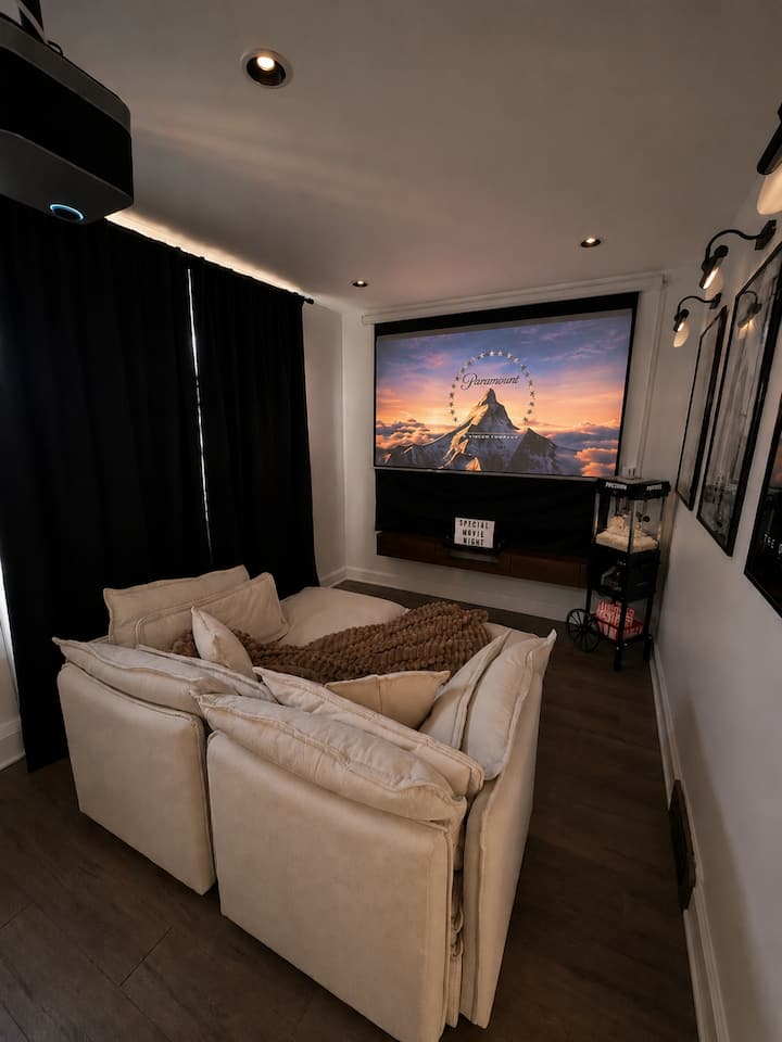 Arcade Room + Gym  Theater  Outdoor Firepit - Chicago, IL