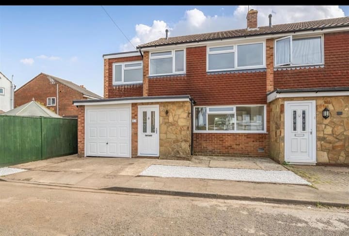3 Bedroom House With Garage - Chichester
