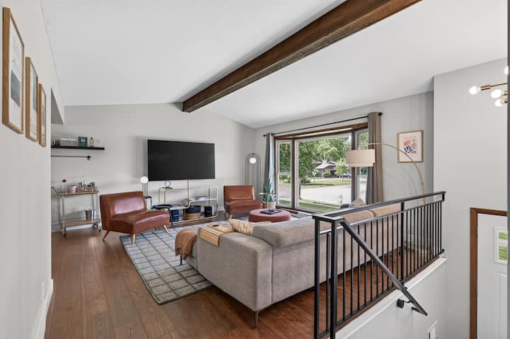 Bright 4br W/ Sunroom & Deck - Dedicated Workspace - Plymouth, MN
