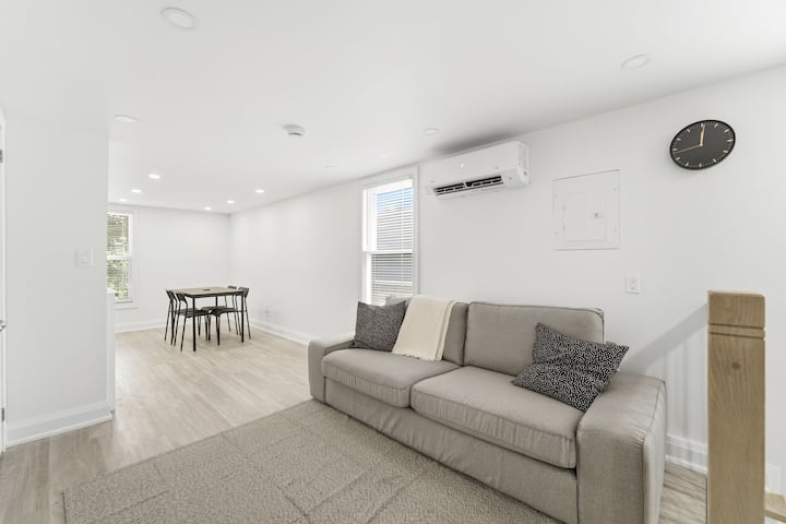 Monthly Stays · Spacious 3br Two-level Apt - Brantford